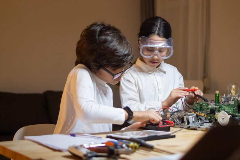 Educação STEM: principais objetivos e como funciona a prática